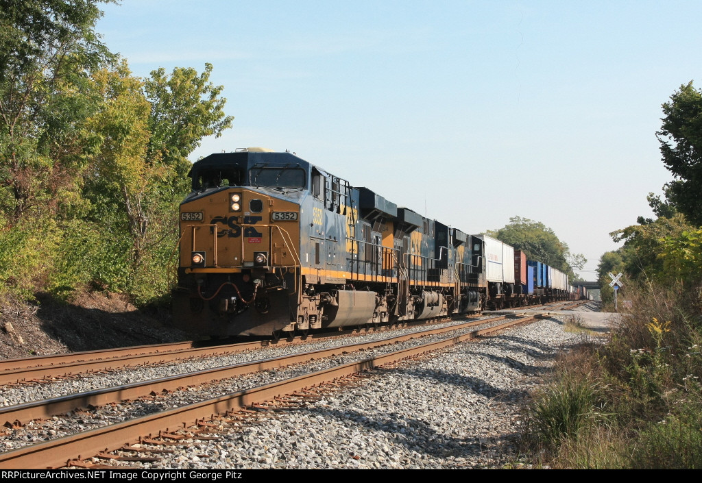 CSX 5352 and train Q033